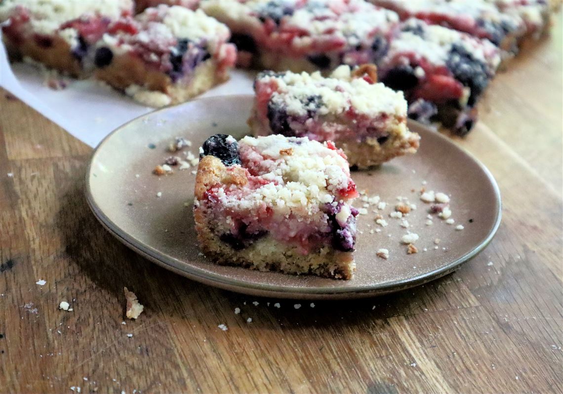 Gretchen's table: Summer berry bars with lemon glaze are easier than ...